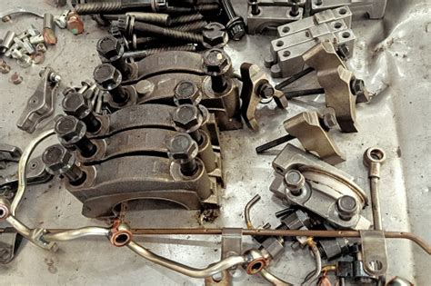 자동차 서비스 상점에서 설치를 기다리는 금속 트레이의 엔진 부품 강철에 대한 스톡 사진 및 기타 이미지 강철 검사 보기