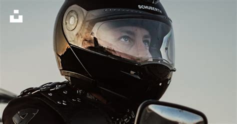 오토바이를 타고 검은 헬멧을 쓴 남자 사진 Unsplash의 무료 헬멧 이미지