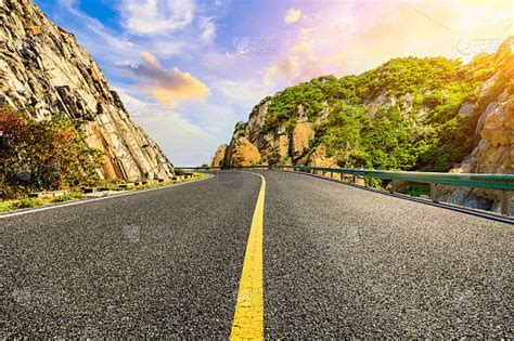 山路和日落的天空