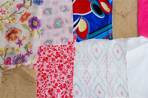 자신의 손으로 물건을 만드는 것 양복 짓는 솜씨 낡은 옷을 새로운 모델로 재 작업하십시오 바느질 키트 가위 실 직물 바늘 0명에 대한 스톡 사진 및 기타 이미지 Istock