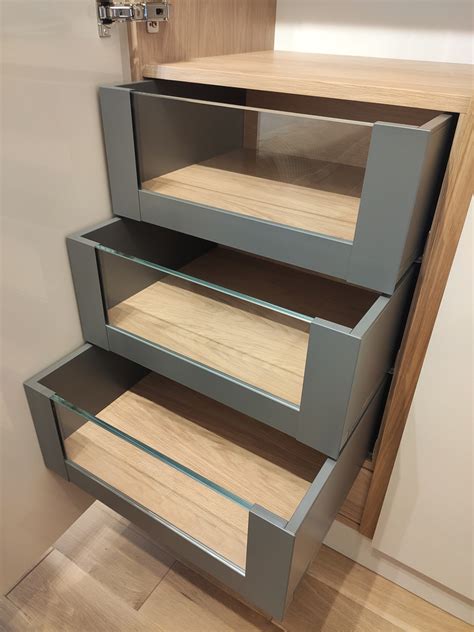 Обзавеждане на две спални за един апартамент МЕБЕЛИ ВАРНА ХОМИ ДИЗАЙН