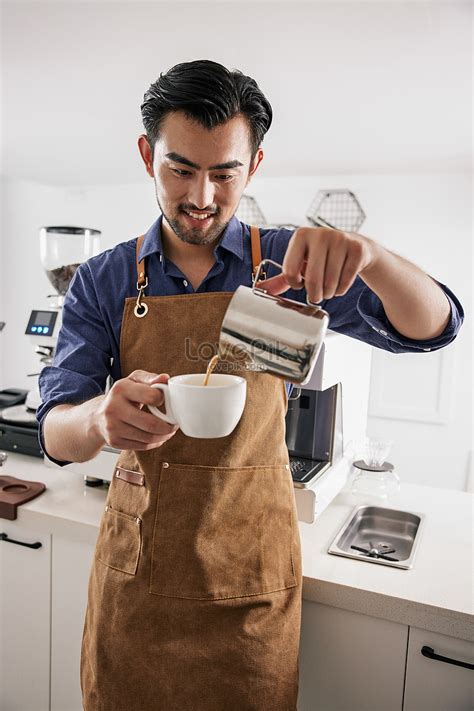 바리스트는 커피 컵에 신선한 커피를 부어 넣습니다 사진 무료 다운로드 Lovepik