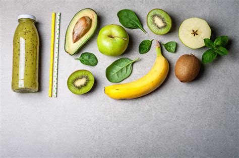 건강 한 녹색 음료수 병에 재료입니다 건강 한 음식 Superfoods 해독 다이어트입니다 키 위 사과 시금치 아보카도 바나나