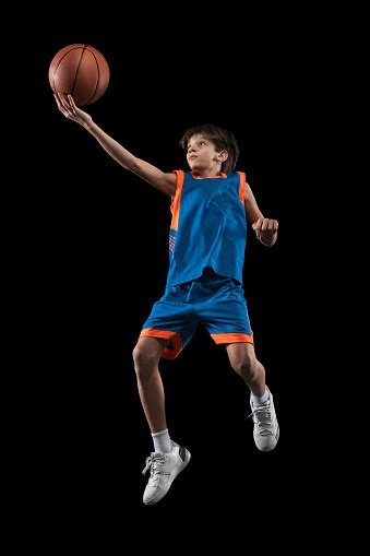 농구를 하는 십대 소년의 전체 길이 스튜디오 샷 검은 배경 위에 고립 된 바구니에 공을 던지는 농구 팀 스포츠에 대한 스톡 사진 및 기타 이미지 Istock