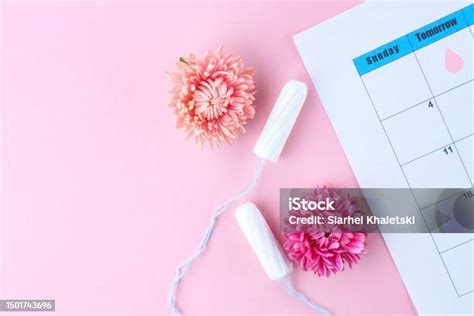 규칙적인 생리주기 탐폰 여성용 달력 분홍색 배경에 꽃 중요한 날의 위생 관리 여성 및 부인과 건강 관리 위생 0명에 대한 스톡