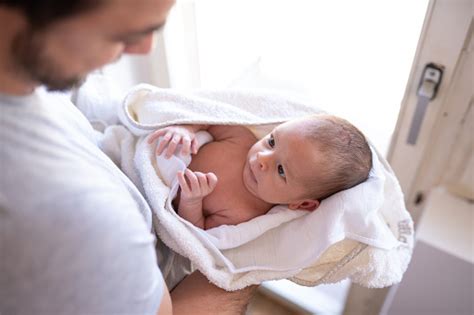 젊은 독신 아버지는 아침 샤워 후 수건에 싸여 신생아 아기를 들고 1개월에 대한 스톡 사진 및 기타 이미지 1개월 2명 30 39세 Istock