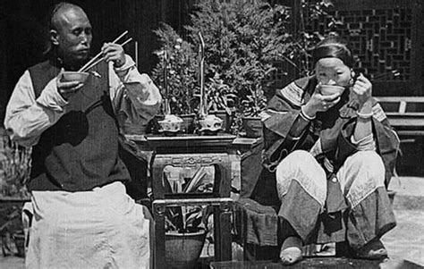 清宮戲都是騙人這才是真實晚清老照片圖5犯人跪在鐵索上痛苦萬分 每日頭條
