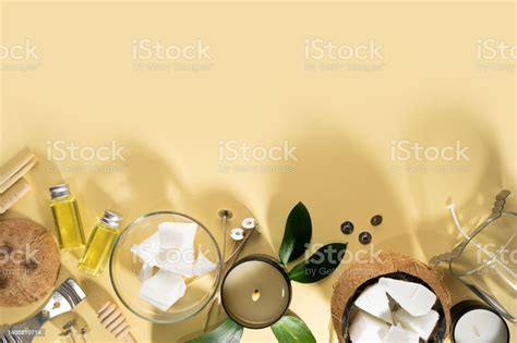 수제 천연 친환경 코코넛 왁스 캔들 심지 향수 아로마 오일을 위한 세트입니다 촛불 만들기 기구 베이지 색 배경에 건강에 트렌디