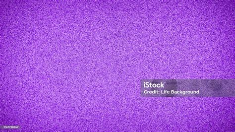 밝은 보라색 톤의 생생한 4k 거친 질감으로 눈에 띄는 배경 배경 화면 및 배너를 만드는 데 적합합니다 대담하고 활기차고 창의적인 디자인 요소가 필요한 프로젝트에