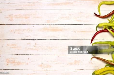 소박한 나무 흰색 배경에 염소 뿔 고추 고추 오른쪽 프레임입니다 맨 위 보기 공간을 복사합니다 건강한 생활방식에 대한 스톡 사진 및 기타 이미지 Istock