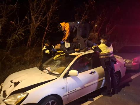 澎湖機車自撞路邊停車 騎士撞飛落車頂