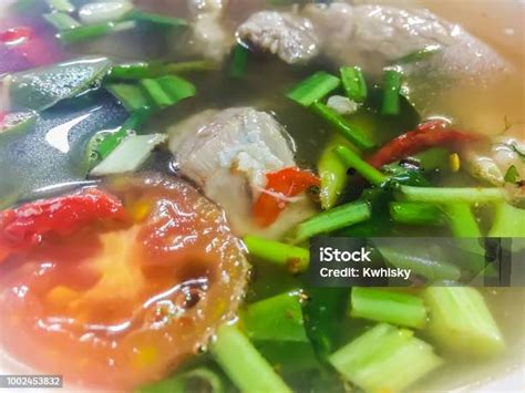 돼지 갈비와 뜨겁고 매운 스프 타이어 음식 스타일 톰 냠 돼지 연골 수프 토마토와 양파 잎 갈랑갈에 대한 스톡 사진 및 기타 이미지 Istock