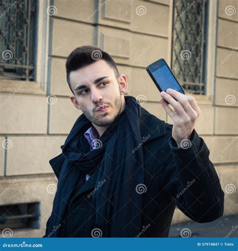 Portrait Dun Jeune Homme Beau Prenant Un Selfie Image Stock Image Du