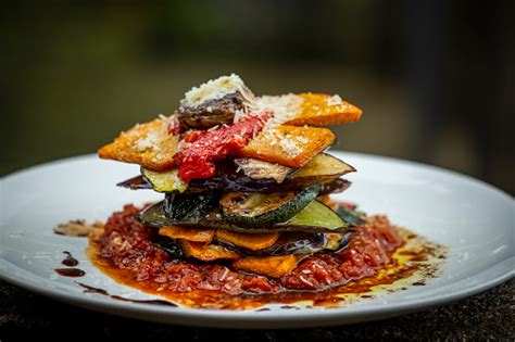 야채 스택 호박 호박 붉은 고추 가지와 버섯은 토마토 양파 마늘 소스에 파마산 치즈를 얹어 당근에 대한 스톡 사진 및 기타