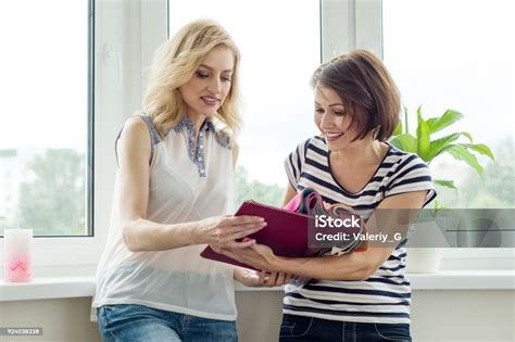 인테리어 디자이너 클라이언트 커튼 및 실내 장식품 가구에 대 한 직물의 샘플을 보여줍니다 2명에 대한 스톡 사진 및 기타 이미지