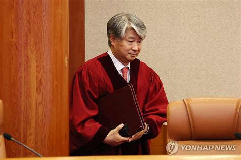대심판정 들어서는 이종석 헌재소장 연합뉴스