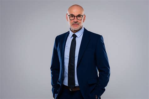 양복을 입고 회색 배경에 서 있는 잘생긴 성숙한 사업가의 초상화 성년 남자에 대한 스톡 사진 및 기타 이미지 성년 남자 인물 사진 50 54세 Istock