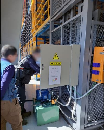 Main 간이유압식승강기 전북 완주에 위치한 업체에 이전설치한 산업용리프트박스형 3층