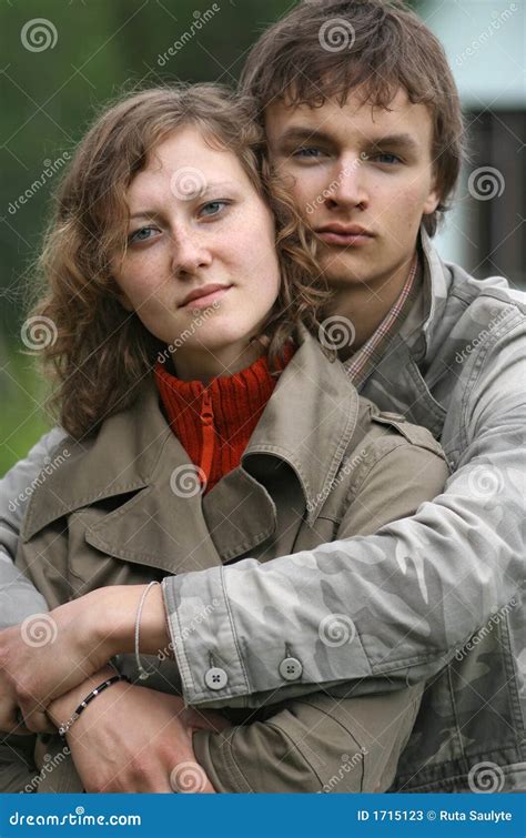 Un Jeune Couple Image Stock Image Du Verticale Fixation 1715123