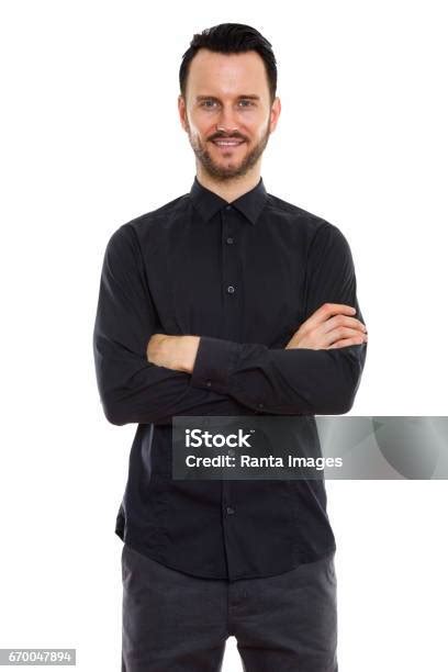 행복 한 젊은 잘생긴 사업가 웃 고 넘어 팔으로 서의 스튜디오 샷 남자에 대한 스톡 사진 및 기타 이미지 남자 검은색 정장 셔츠 Istock