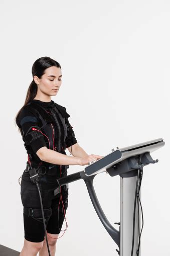 흰색 바탕에 Ems 정장을 입은 소녀 전기 근육 자극 슈트에서 스포츠 훈련 18 19세에 대한 스톡 사진 및 기타 이미지 18 19세 강사 개선 Istock