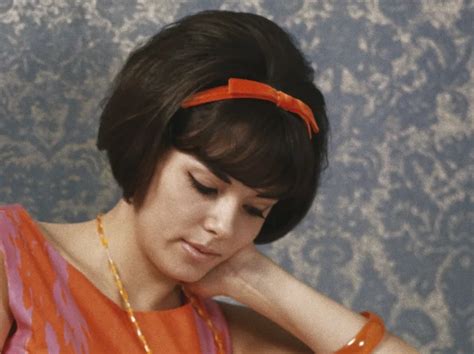 60s Hairstyles With Headbands That Are Trending Again Hairstylecamp