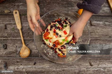 말린 과일과 설탕에 절인 과일을 곁들인 스톨렌용 버터 효모 반죽 건강한 생활방식에 대한 스톡 사진 및 기타 이미지 건강한 생활방식 건강한 식생활 다이어트 Istock