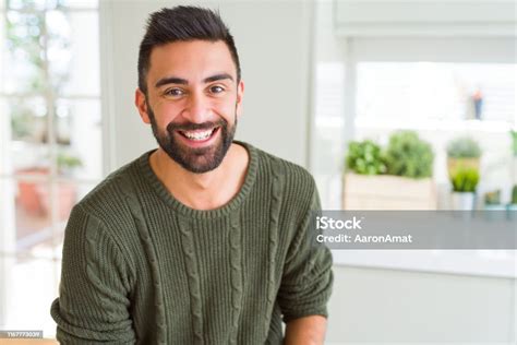 잘생긴 남자는 치아를 보여주는 얼굴에 큰 미소와 함께 쾌활한 미소 긍정적이고 행복한 표정 가정 생활에 대한 스톡 사진 및 기타 이미지 가정 생활 건강한 생활방식