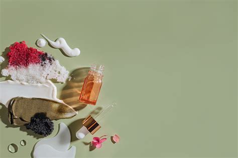 다양한 화장품 마스크 크림 세럼 스크럽 및 로션이 녹색 배경에 번집니다 뷰티 텍스처 화장품의 샘플 각질제거에 대한 스톡 사진 및 기타 이미지 Istock