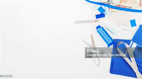 패션 디자이너 워크 스페이스 탑 뷰 바느질 장비 통치자 분필 조각 핀 및 가위 천에 0명에 대한 스톡 사진 및 기타 이미지