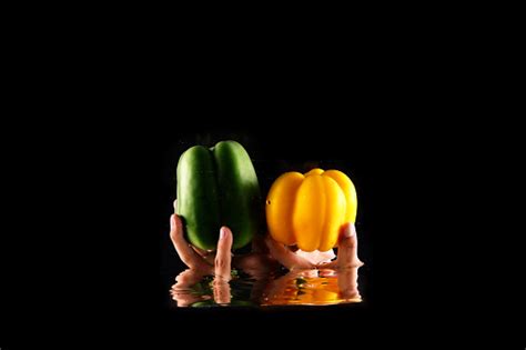 여자 손을 잡고 야채와 신선한 과일 다채로운 피망 절연 채식 공간을 닫습니다 수 분이 많은 녹색 노란 파프리카가 검은 배경에