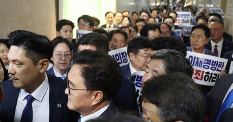 국민의힘 피켓 시위 속 본회의장 향하는 우원식