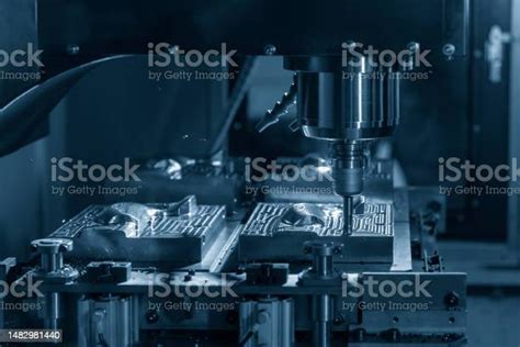 Cnc 밀링 기계는 인덱싱 가능한 공구에 의해 사출 금형 부품을 거칠게 절단합니다 0명에 대한 스톡 사진 및 기타 이미지 0명 Cnc 장치 강철 Istock