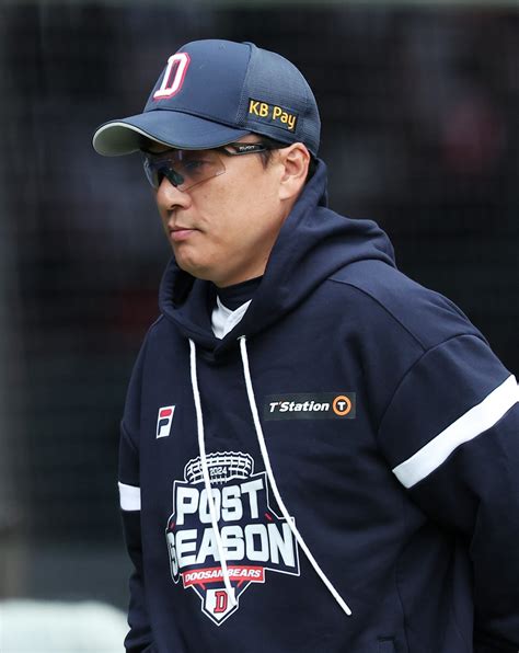 첫 ‘업셋 탈락 후…잠실 구장 뒤덮은 거센 야유 ‘이승엽 나가 [wc2]｜스포츠동아