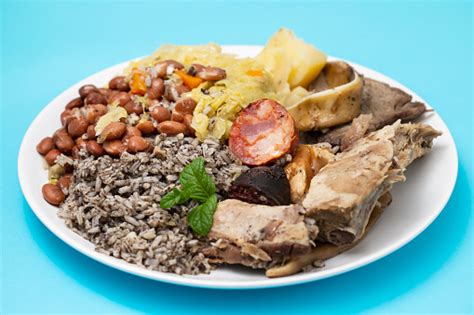 전형적인 포르투갈 요리 삶은 고기 훈제 소시지와 야채를 흰 접시에 음식에 대한 스톡 사진 및 기타 이미지 음식 코지두 아 포르투게자 고급 요리 Istock