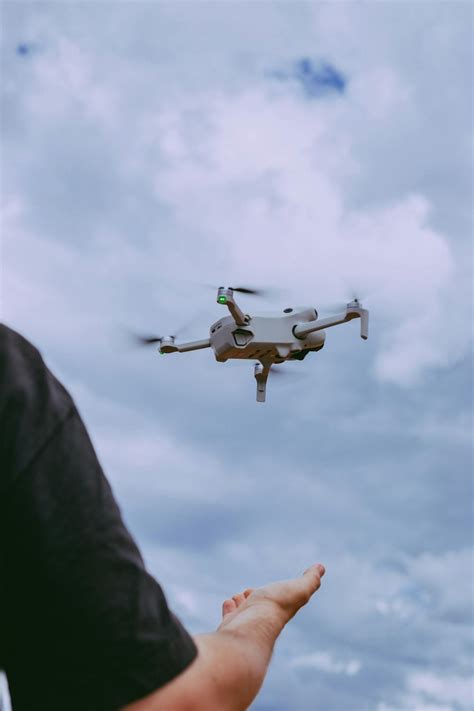 집 밖의 가젯 공중 구름 구름 낀 하늘 기술 기술 장치 날씨 날으는 낮 내 시점 드론 드론 운전자 로봇 공학 리모콘 미래적인 비행 손 손