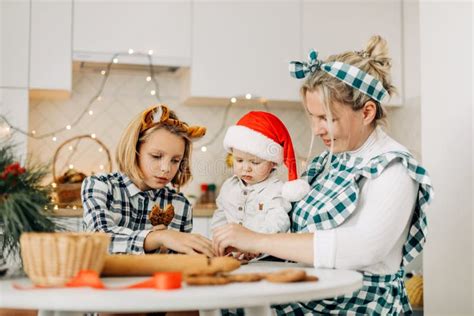 Feliz Madre Familiar E Hijos Hijo E Hija Hornean Galletas Para Navidad Espíritu Navideño Una