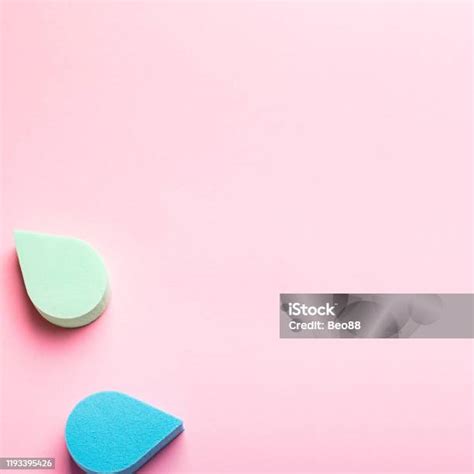 분홍색 색상 배경 복사 공간 상단보기에 파스텔 색상의 아름다움 스폰지 또는 뷰티 블렌더를 구성합니다 뷰티 배경 0명에 대한 스톡 사진 및 기타 이미지 Istock
