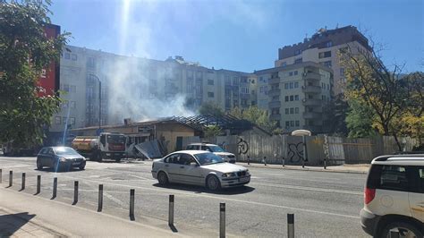 Во пожар изгореа стари бараки во центарот на Скопје