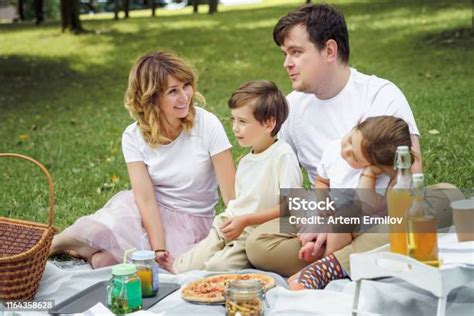 피크닉 중에 잔디에 쉬고있는 아이들과 함께 행복한 가족 가족 생활의 행복과 조화 가족에 대한 스톡 사진 및 기타 이미지 가족 개념 건강한 생활방식 Istock