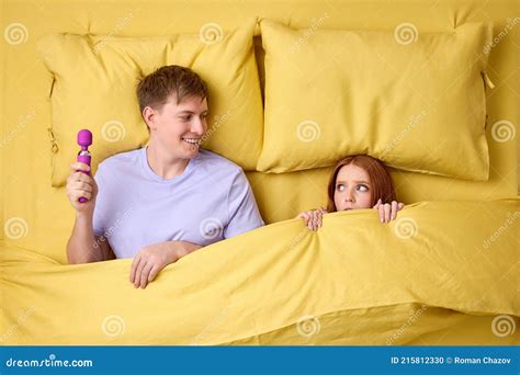 Gai M Le Va Avoir Des Jeux De Sexe Avec Petite Amie En Utilisant Gode Photo Stock Image Du