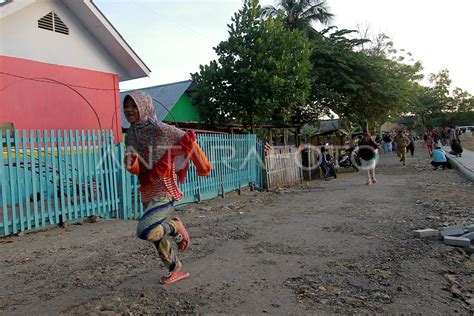 Tsunami Disaster Evacuation Simulation Antara Foto