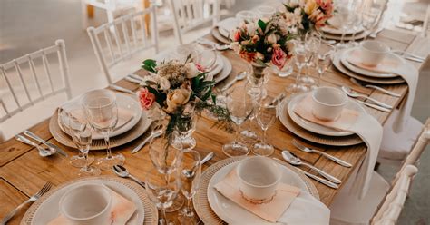 접시와 유리잔을 얹은 나무 테이블 사진 Unsplash의 이미지