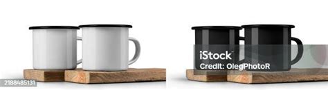 검은 테두리가 있는 흰색 검은색 에나멜 머그잔의 템플릿 오래된 질감의 나무 보드 철 컵 세트 배경에 고립되어 있습니다 0명에 대한 스톡 사진 및 기타 이미지 Istock