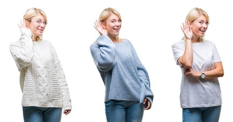 아름 다운 금발의 여 자가 손으로 청각 소문 또는 험담을 듣고 귀에 웃 고 고립 된 배경 위에 겨울 스웨터를 입고 콜라주 난청