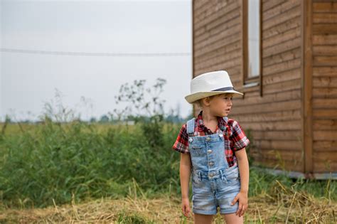 카우보이 모자를 쓴 귀여운 어린 소녀 데님 반바지를 입고 개척시대의 서부에 대한 스톡 사진 및 기타 이미지 개척시대의 서부 귀여운 금발 머리 Istock