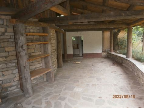 ТОП предложение Частен съдия изпълнител продава на търг имот с 6 овални къщи в Северозапада