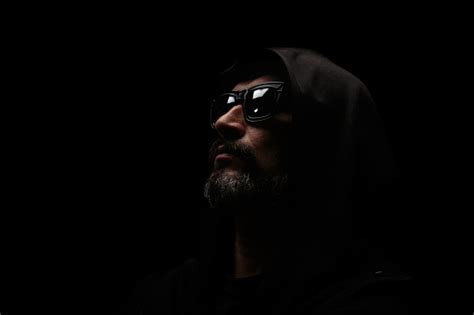 어두운 배경에 후드와 태양 유리에 회색 수염과 잔인 한 남자 가죽에 대한 스톡 사진 및 기타 이미지 가죽 개념 개념과 주제 Istock