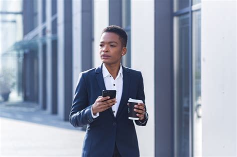 휴대 전화를 사용하는 비즈니스 여성 사무실 밖에서 심각한 아프리카 계 미국인 노동자 25 29세에 대한 스톡 사진 및 기타 이미지 25 29세 Brand Name