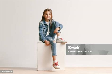 세련 된 청바지 옷을 입고 카메라를 바라보 고 웃 고 귀여운 어린 십 대의 전체 길이 초상화 소녀에 대한 스톡 사진 및 기타 이미지 Istock